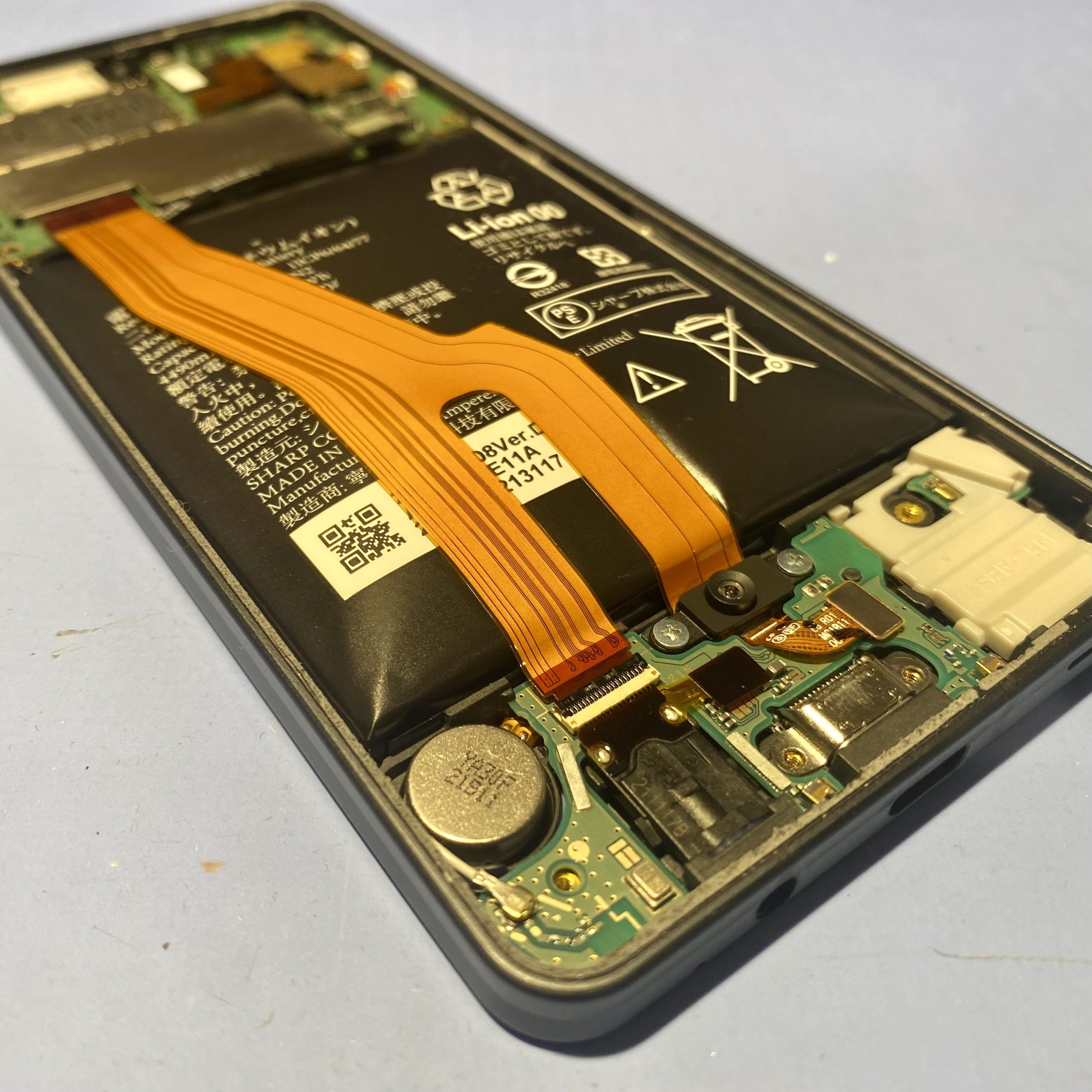 京都府京都市内よりAQUOS R (SHV39) バッテリー交換